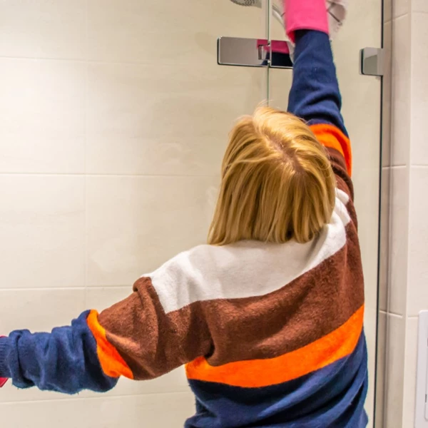 How to Clean a Glass Shower Screen | Dettol NZ